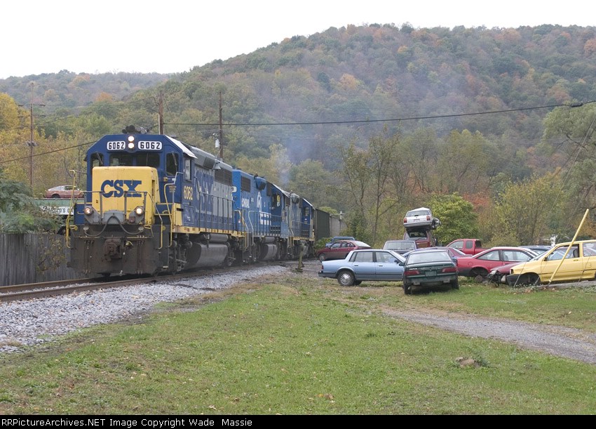 CSX 6062 passing the junkyard